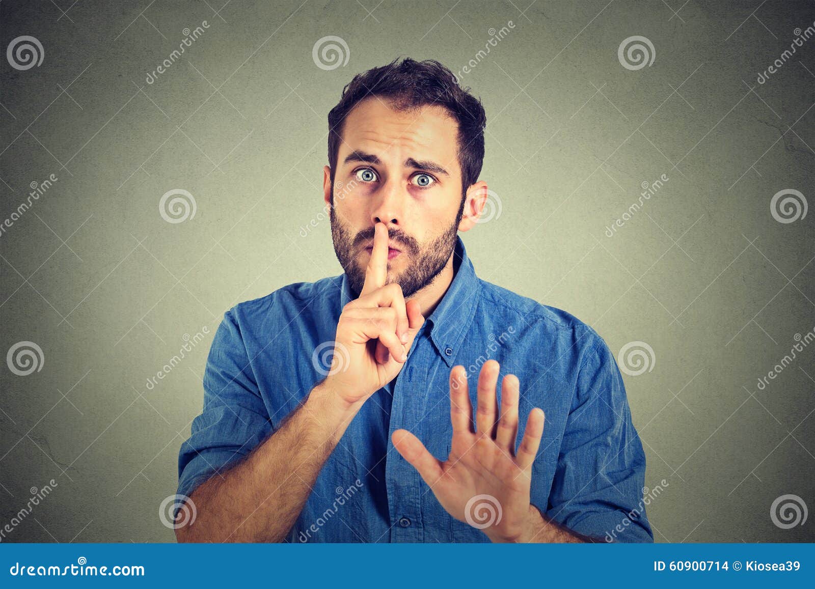 Bemannen Sie Das Geben Von Shhhh Ruhe Ruhe Geheime Geste Auf Grauem