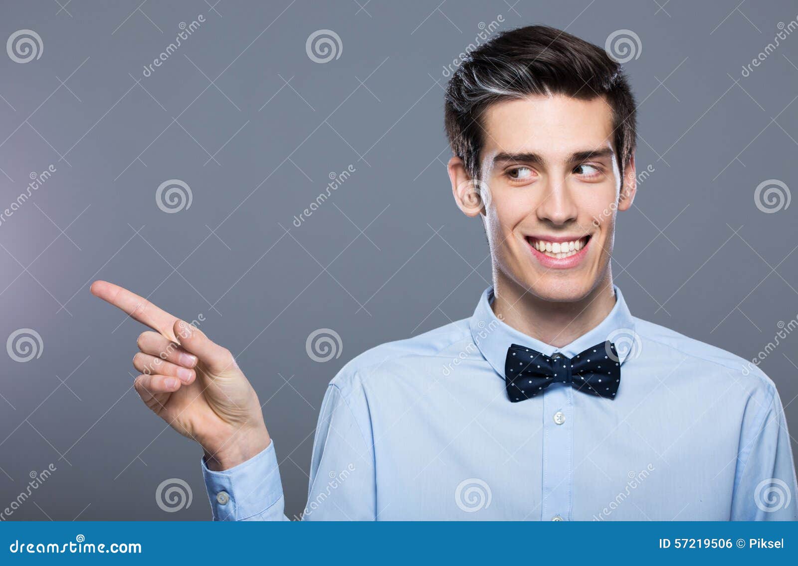 Bemannen Sie Das Zeigen Des Fingers Stockfoto - Bild von gläser, mann ...