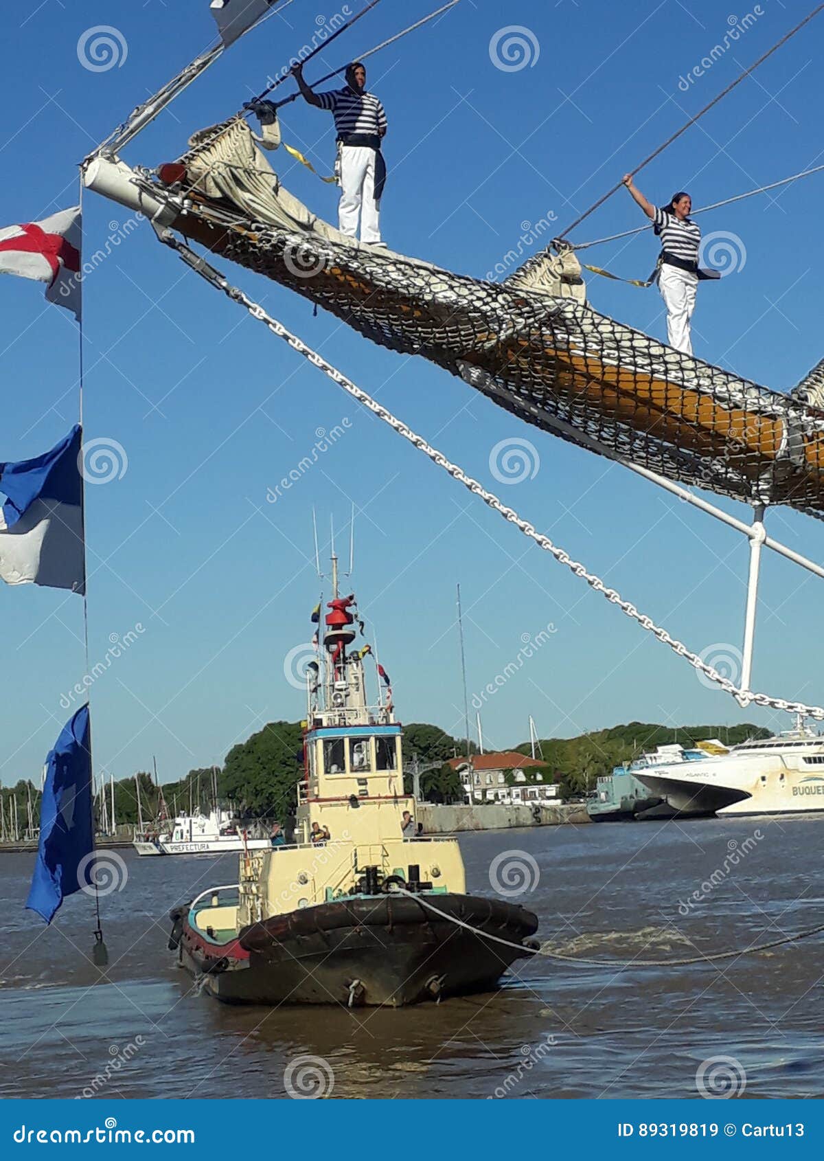 Bemanning Op Pool En Sleepboot Redactionele Stock Afbeelding - Image of ...