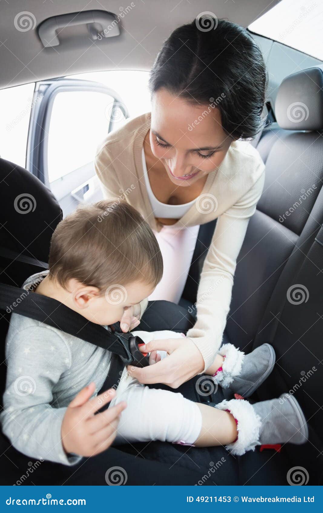 Bemuttern Sie Das Sichern Ihres Babys Im Autositz Stockbild - Bild von ...