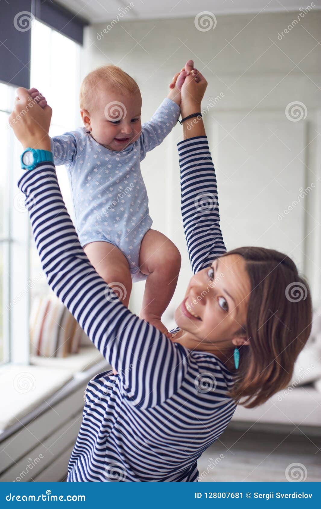 Bemuttern Sie Ein Baby Zu Hause Halten Durch Die Hand Stockbild - Bild ...