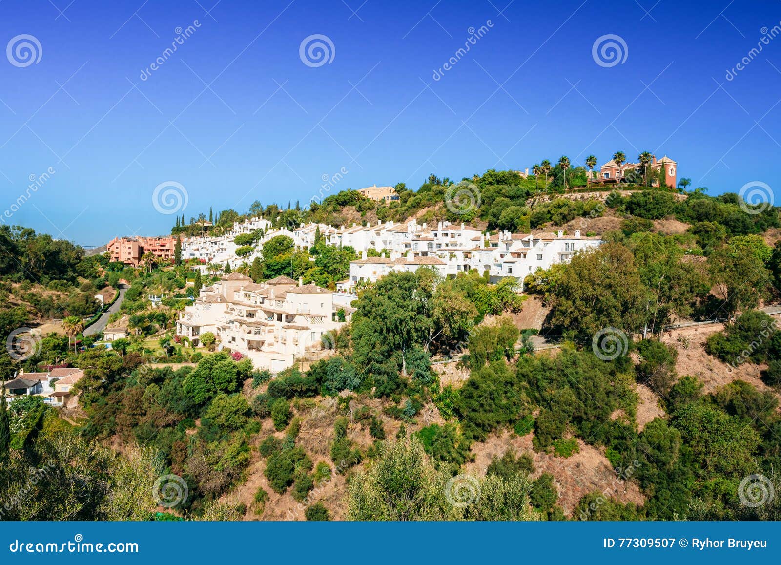 Benahavis in Malaga, Andalusia, Spanje De Zomercityscape Dorp Stock ...