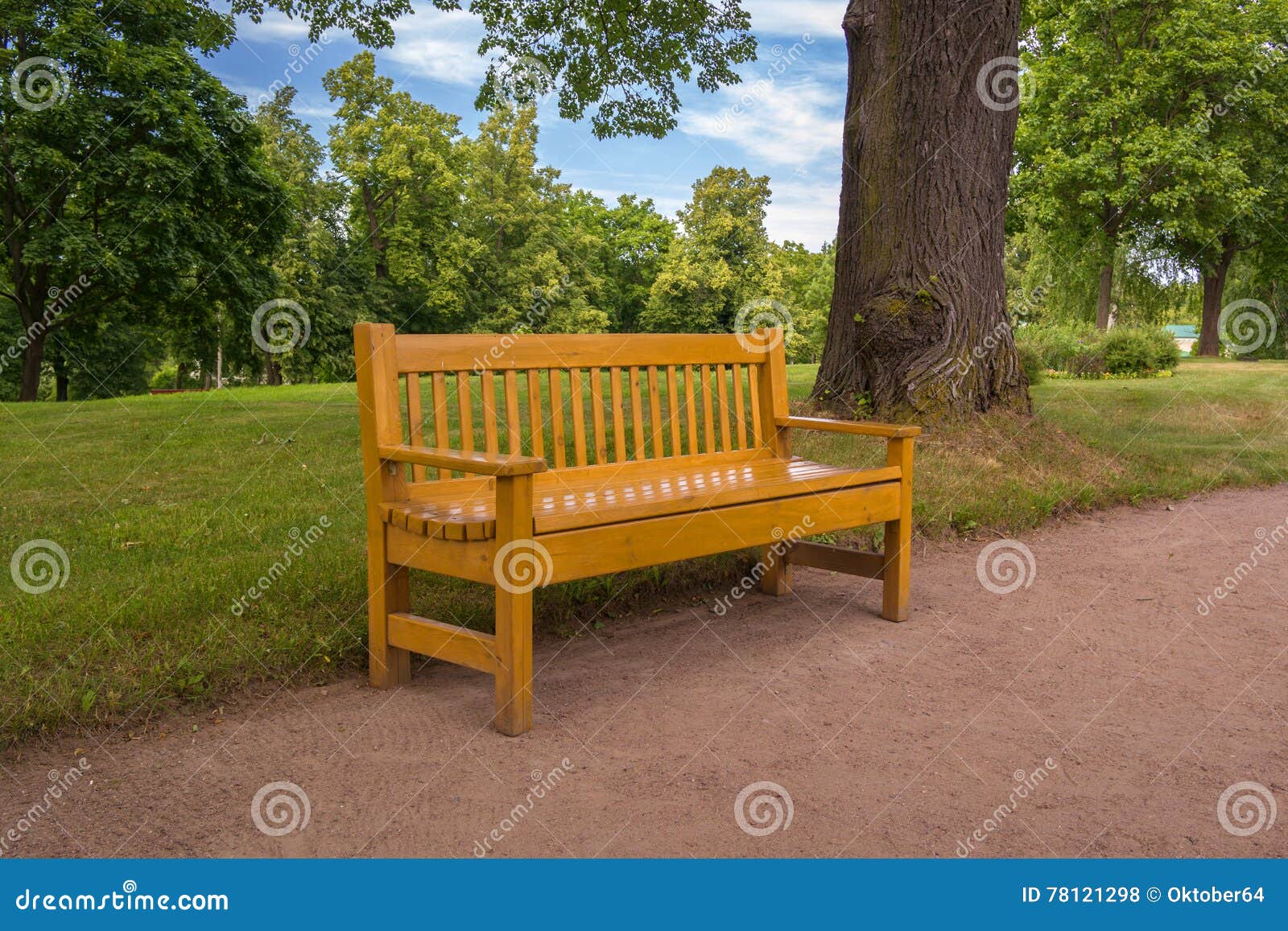 Bench En El Palacio De La Escala Del Parque De Peter I Foto de archivo ...