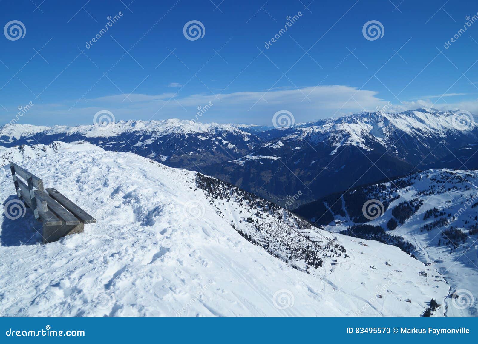 Bench Sulla Cima Della Montagna Con Una Bella Vista Fotografia Stock ...