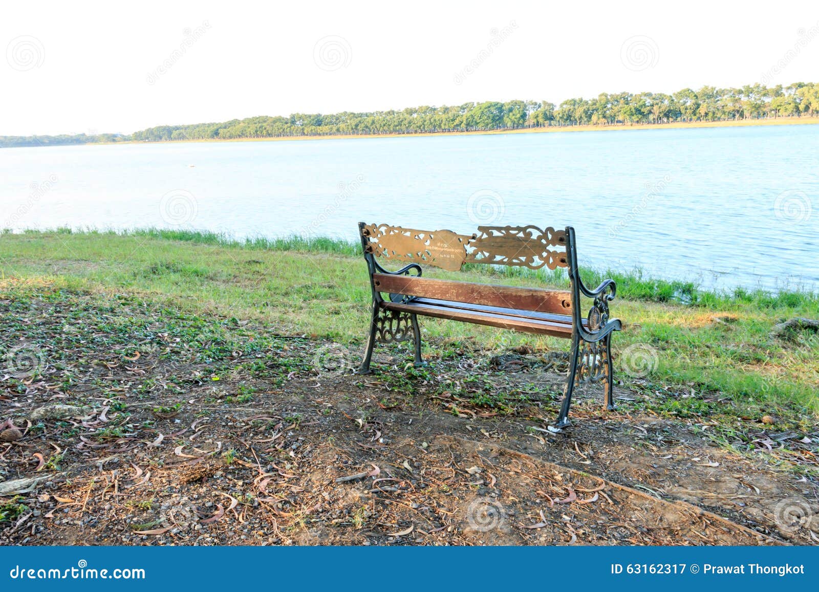 Bench view of the lake stock image. Image of seasoned - 63162317