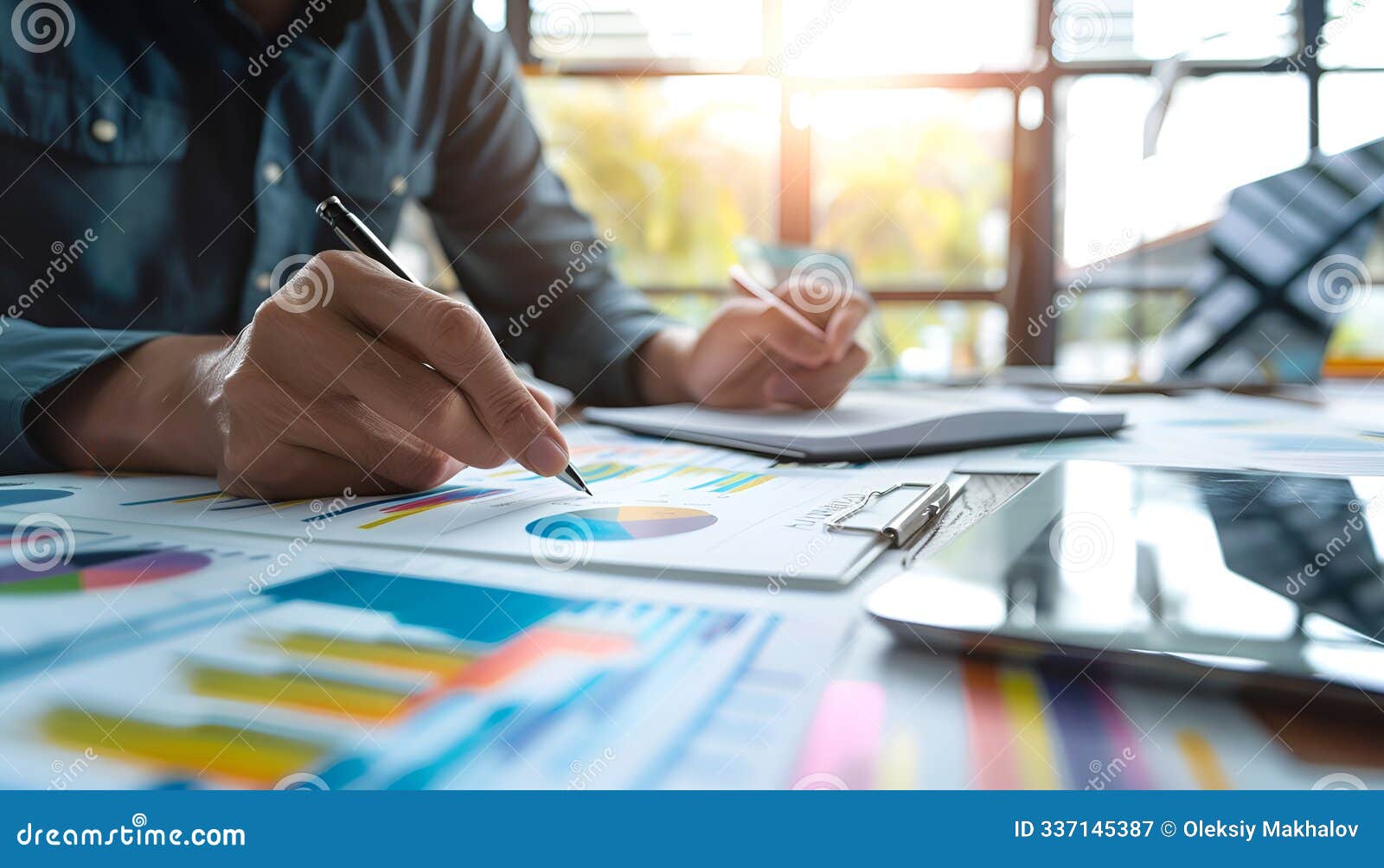 Benchmarking or Product Life Cycle Concept. Businessman Compare or Plan ... Benchmarking or Product Life Cycle Concept. Businessman Compare or Plan ...