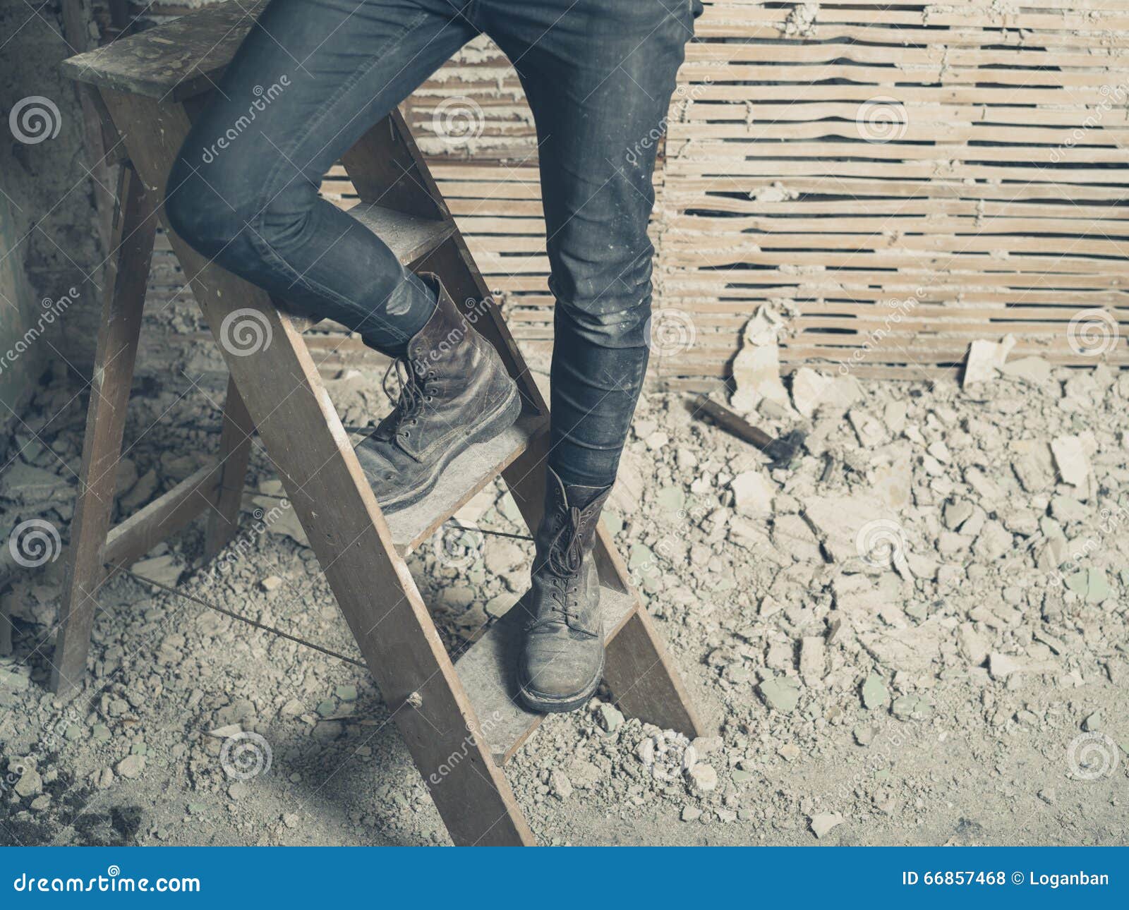 Benen Van Persoon Op Trapladder Stock Foto - Image of mens, plaats ...