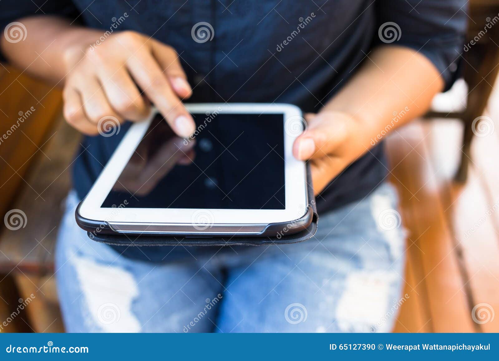 Benutzen Sie Tablette stockfoto. Bild von gerät, ausrüstung - 65127390