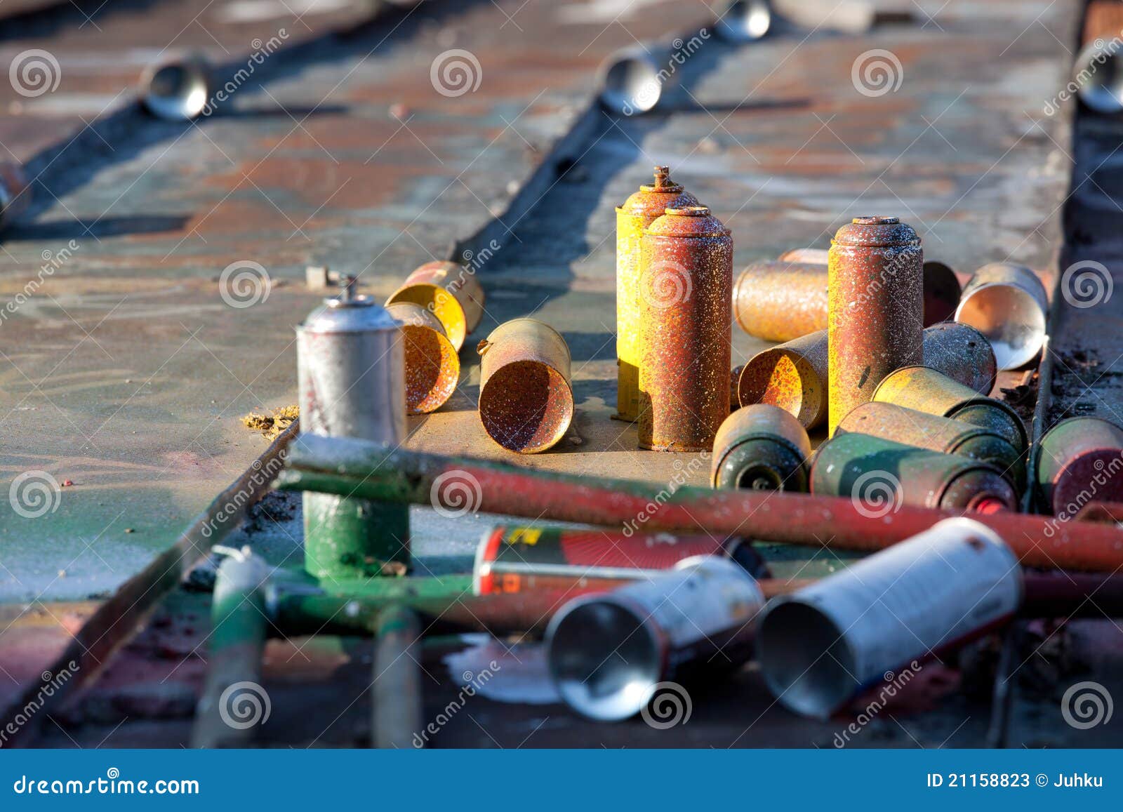 Benutzte Spraydosen stockbild. Bild von kunst, überraschen - 21158823