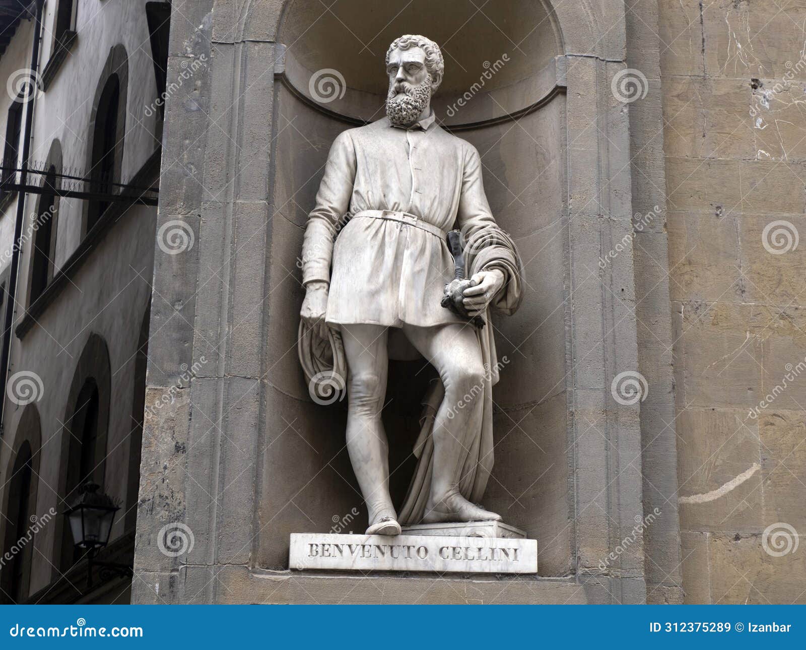 Benvenuto Cellini Statue in the Uffizi Courtyard, in Florence Stock ...