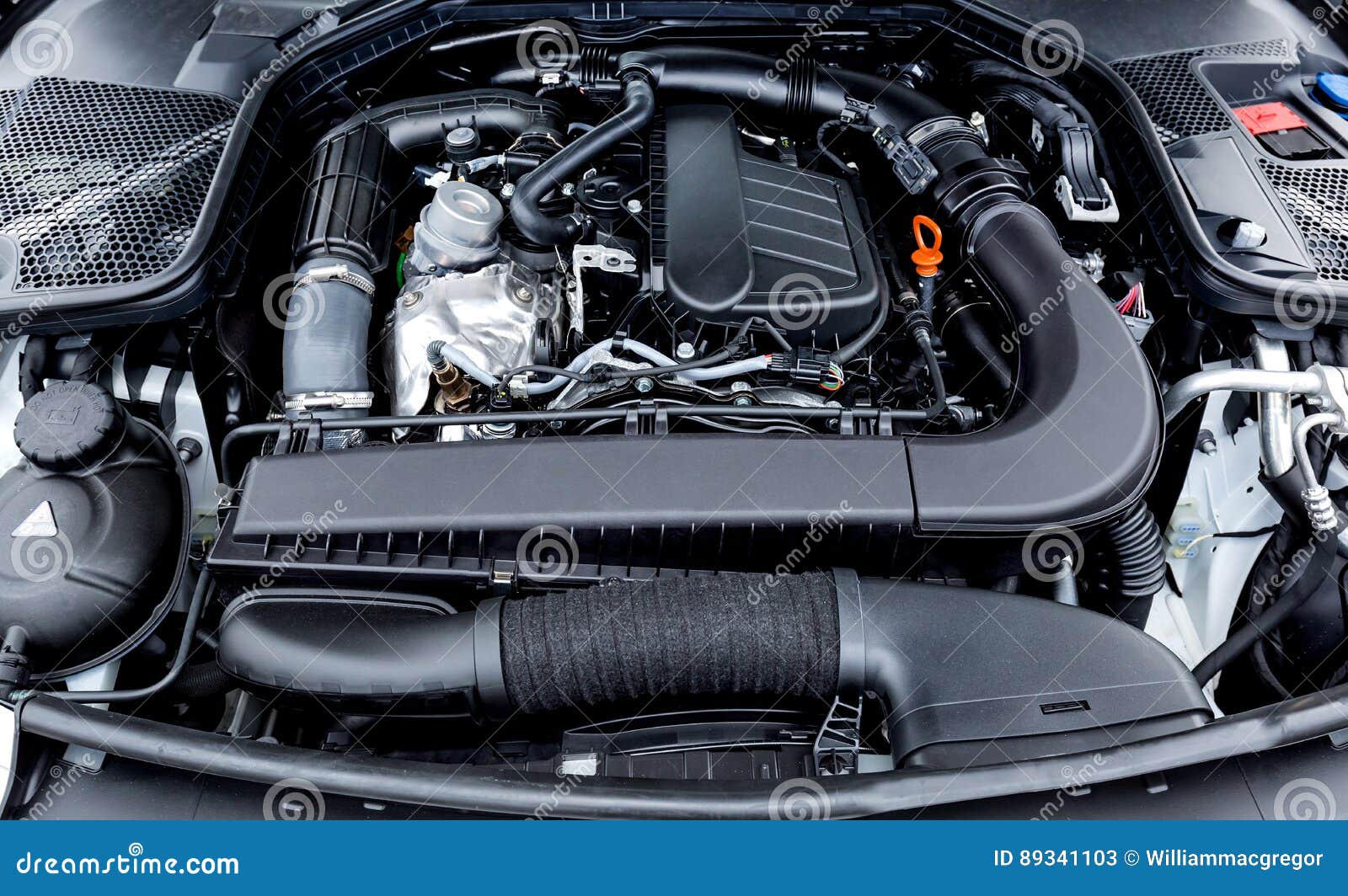 Benzin Getankter Kraftfahrzeugmotor Stockbild - Bild von verkäufe ...