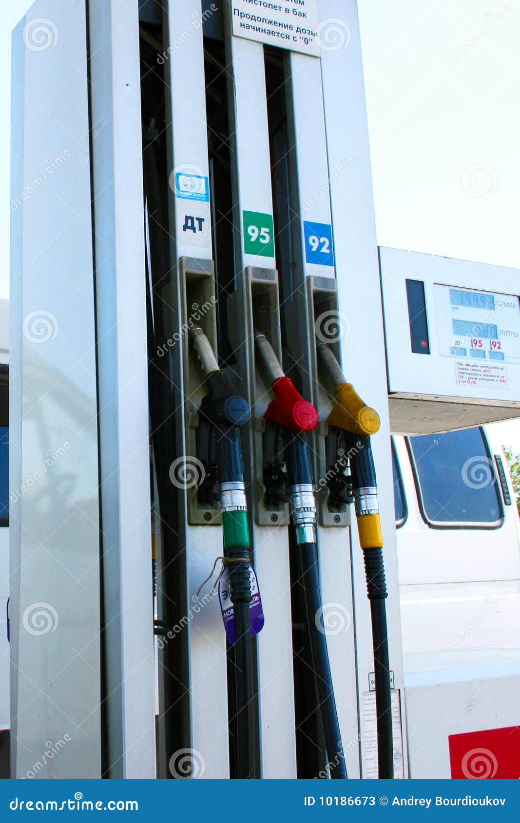 Benzine image stock. Image du réservoir, titre, bleu - 10186673