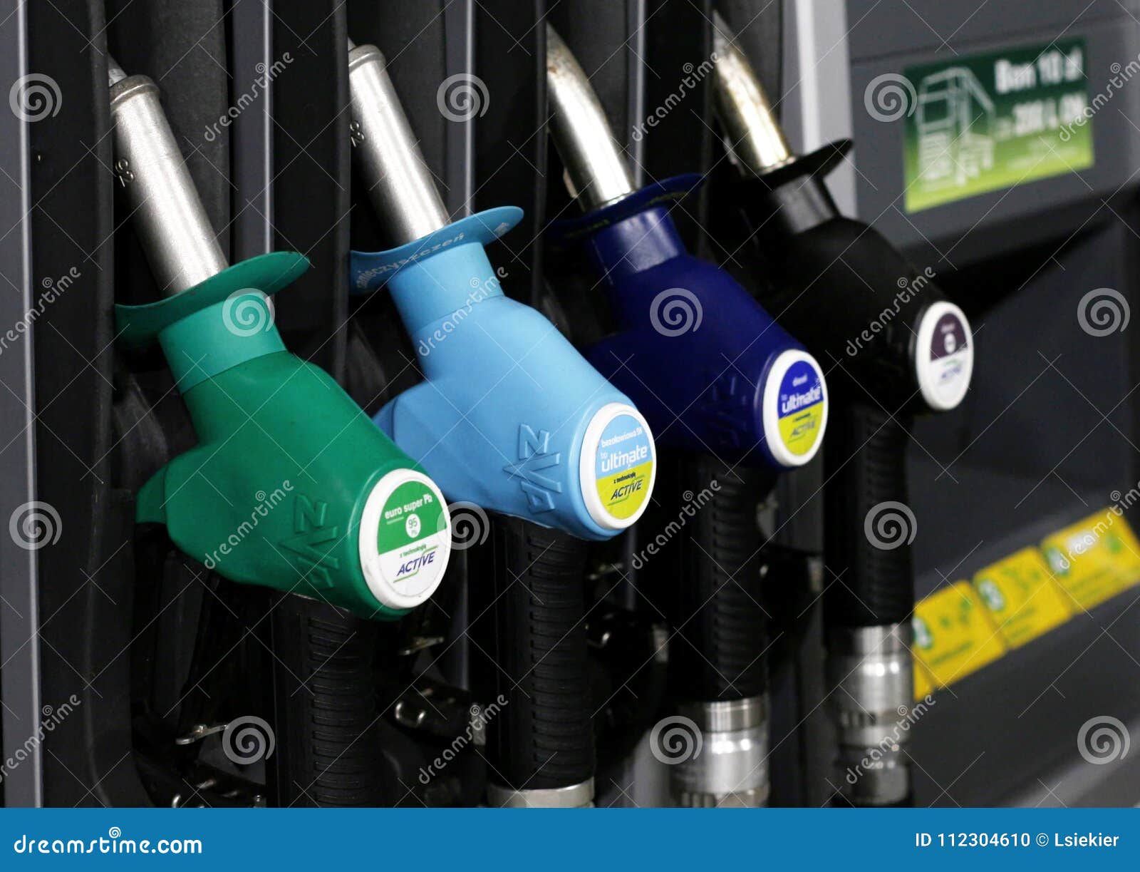 Benzinepomp Bij Het Benzinestation Redactionele Afbeelding - Image of ...