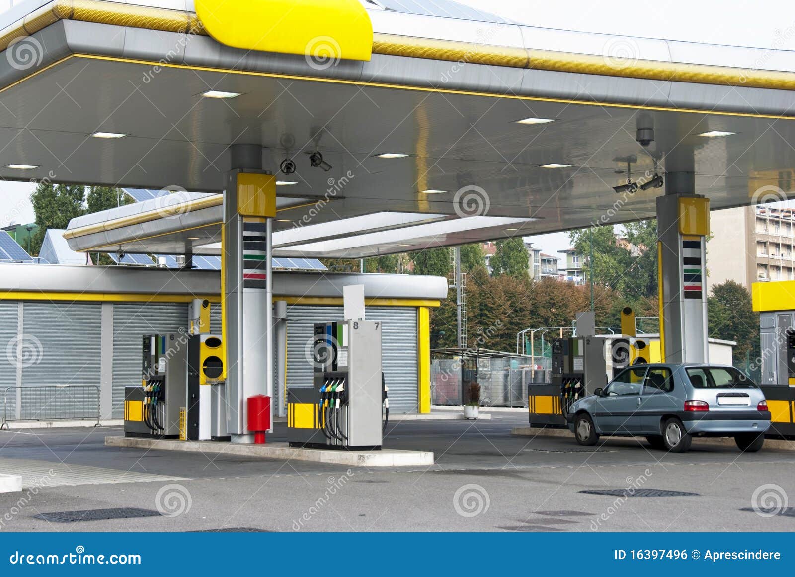 Benzinestation stock foto. Image of onderhoud, rood, industrie - 16397496