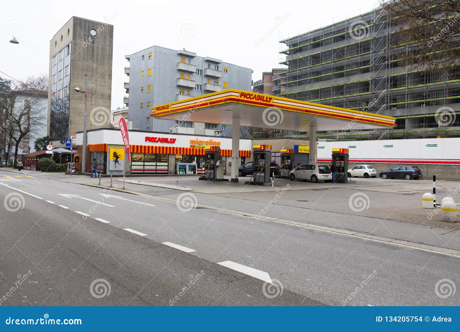 Benzinestation En Elektrische Autopost Redactionele Stock Afbeelding ...