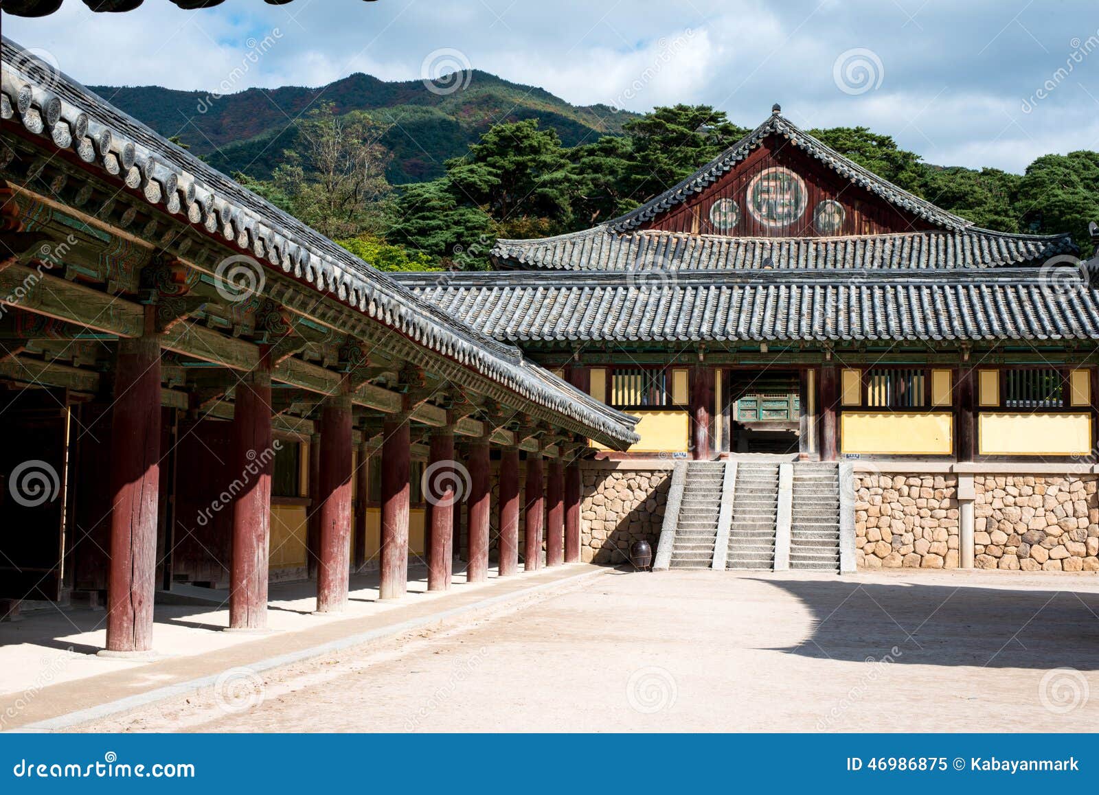 Beomeosa - Templos De Corea Imagen de archivo - Imagen de edificios ...