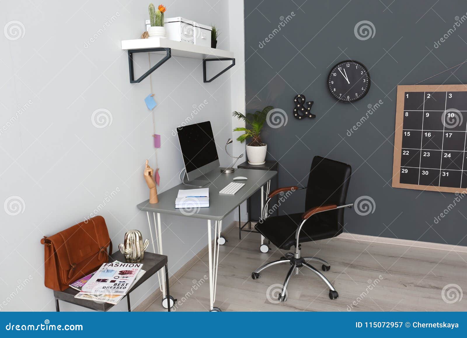 Bequemer Arbeitsplatz Mit Computer Auf Schreibtisch Stockbild - Bild ...