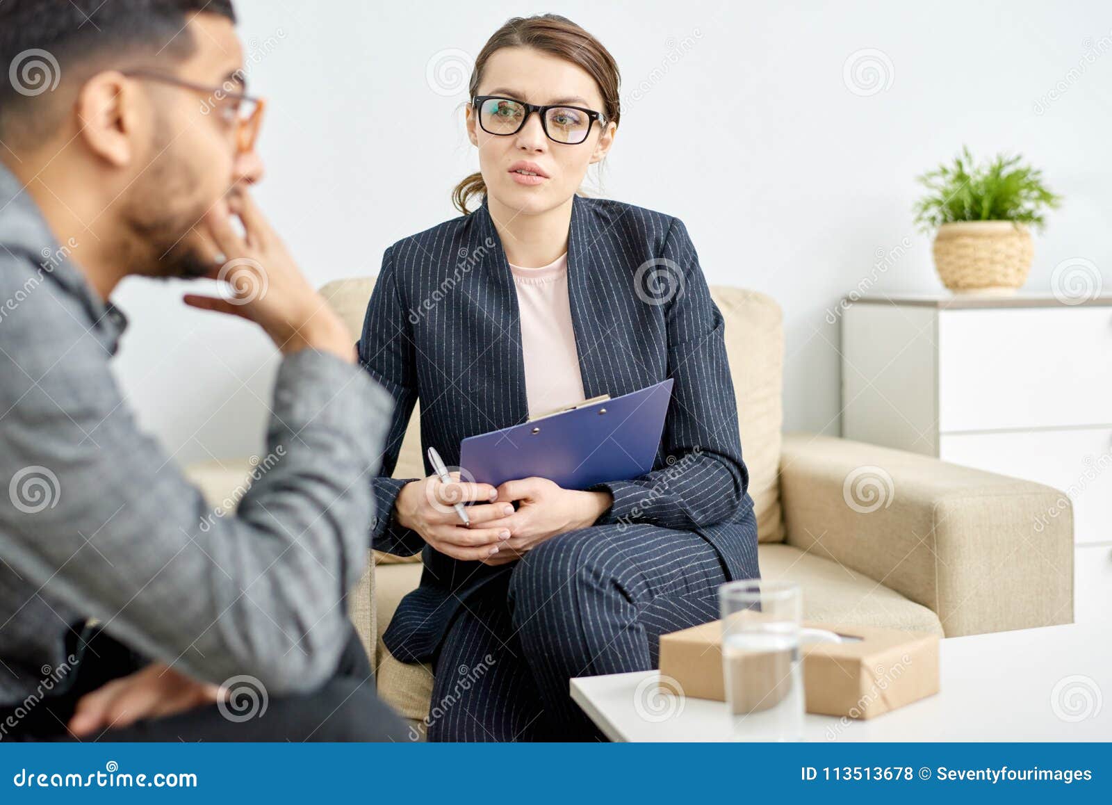 Beratung mit Psychiater stockfoto. Bild von klinik, psychiater - 113513678