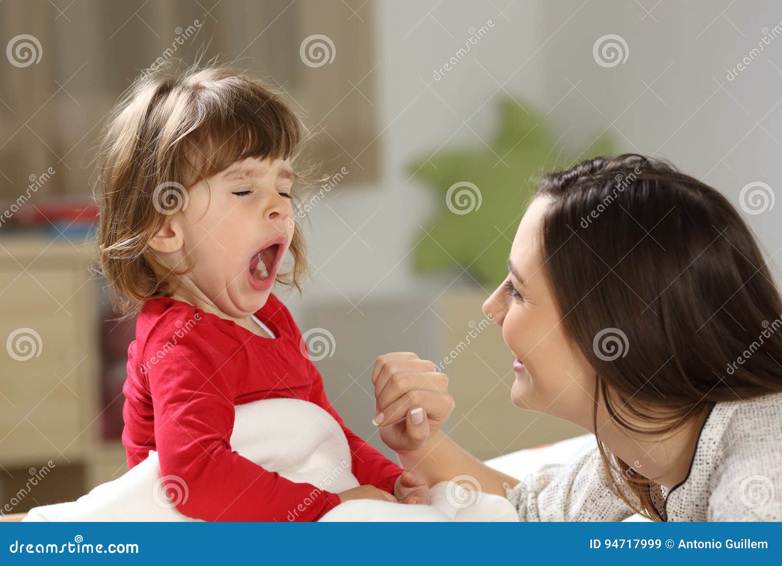 Berbecia Ziewanie Po Drzemki Obraz Stock - Obraz złożonej z opieka ...