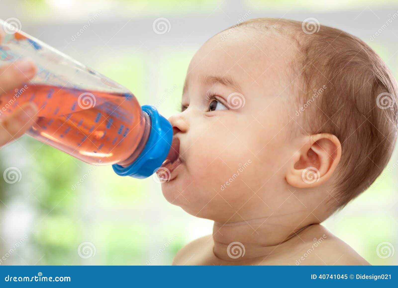 Bere del bambino immagine stock. Immagine di ragazza - 40741045