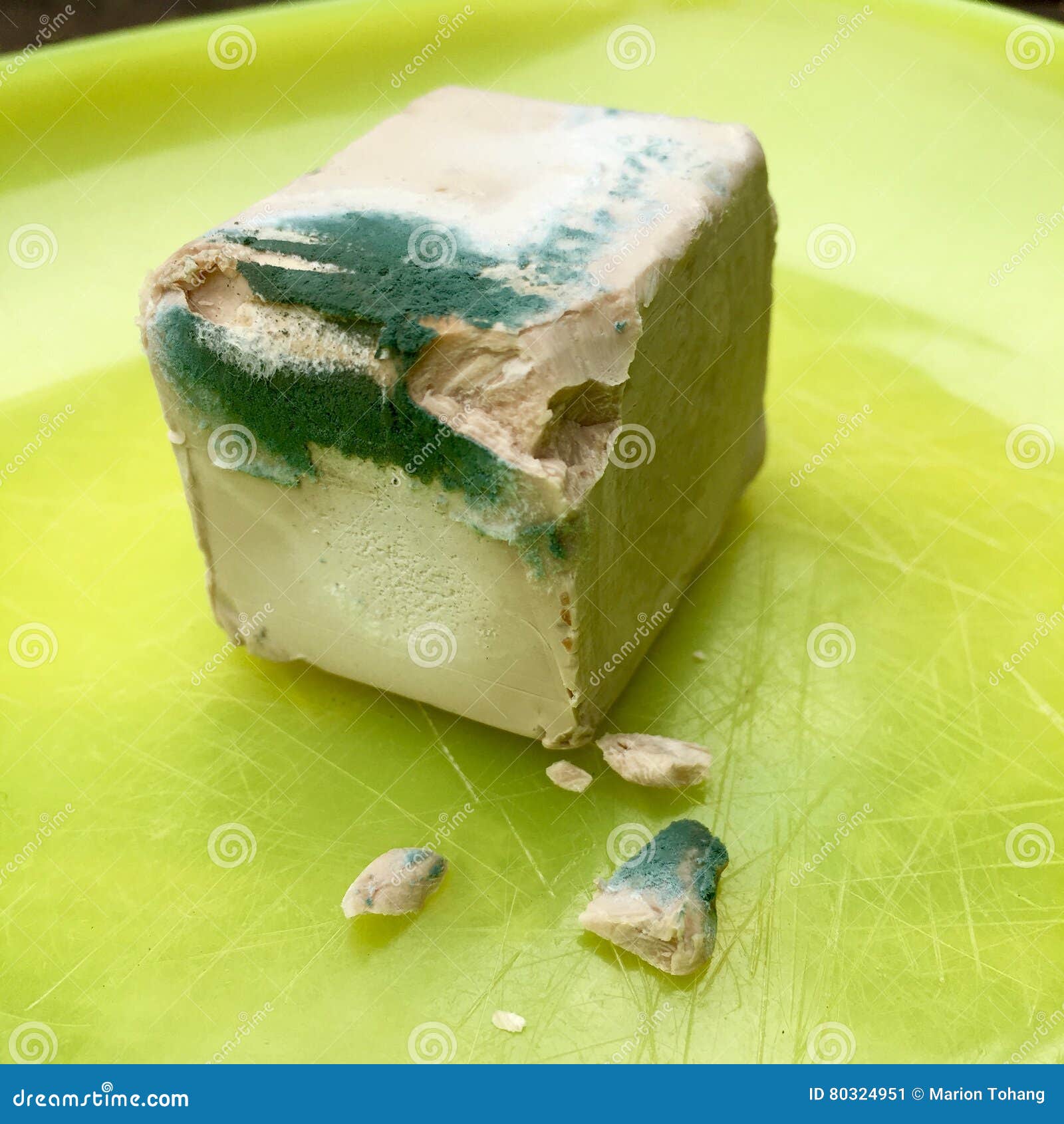 Berechnen Sie Hefe Mit Form Auf Einer Gelben Platte Stockbild - Bild ...