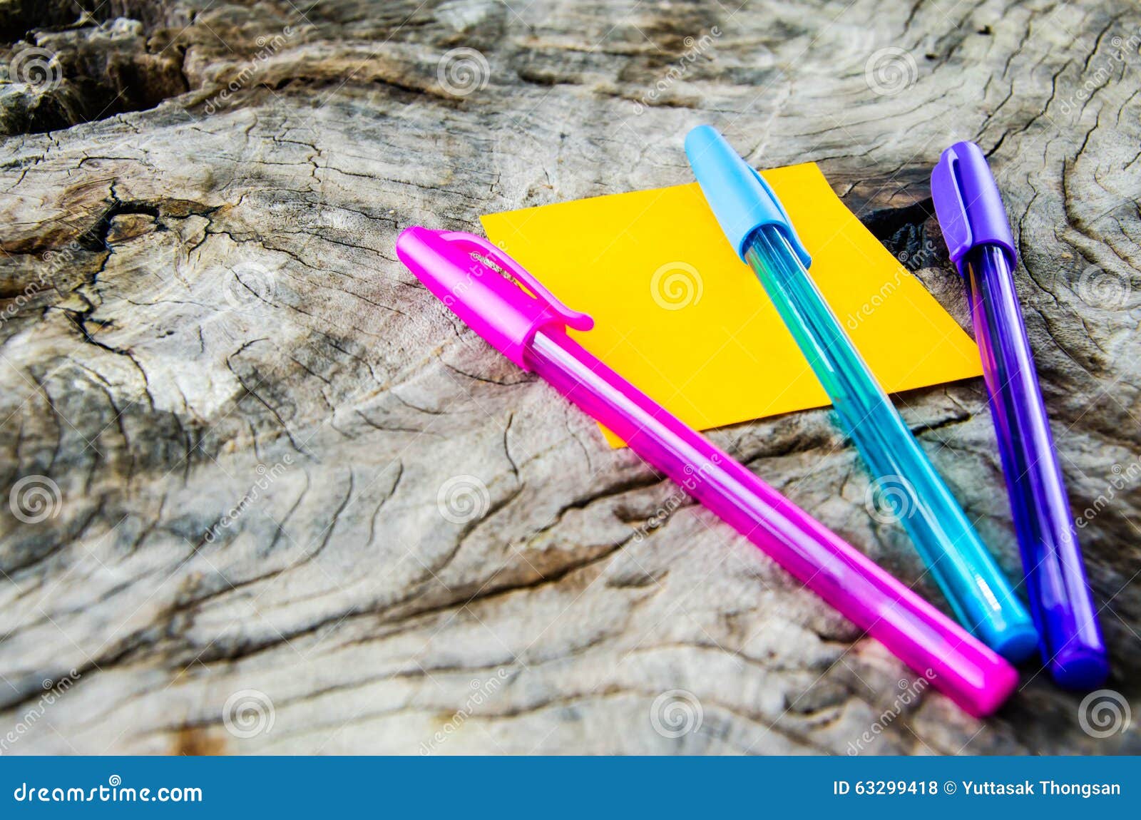 Bereiten Sie Papier Mit Stift Auf Altem Baum Auf Stockfoto - Bild von ...