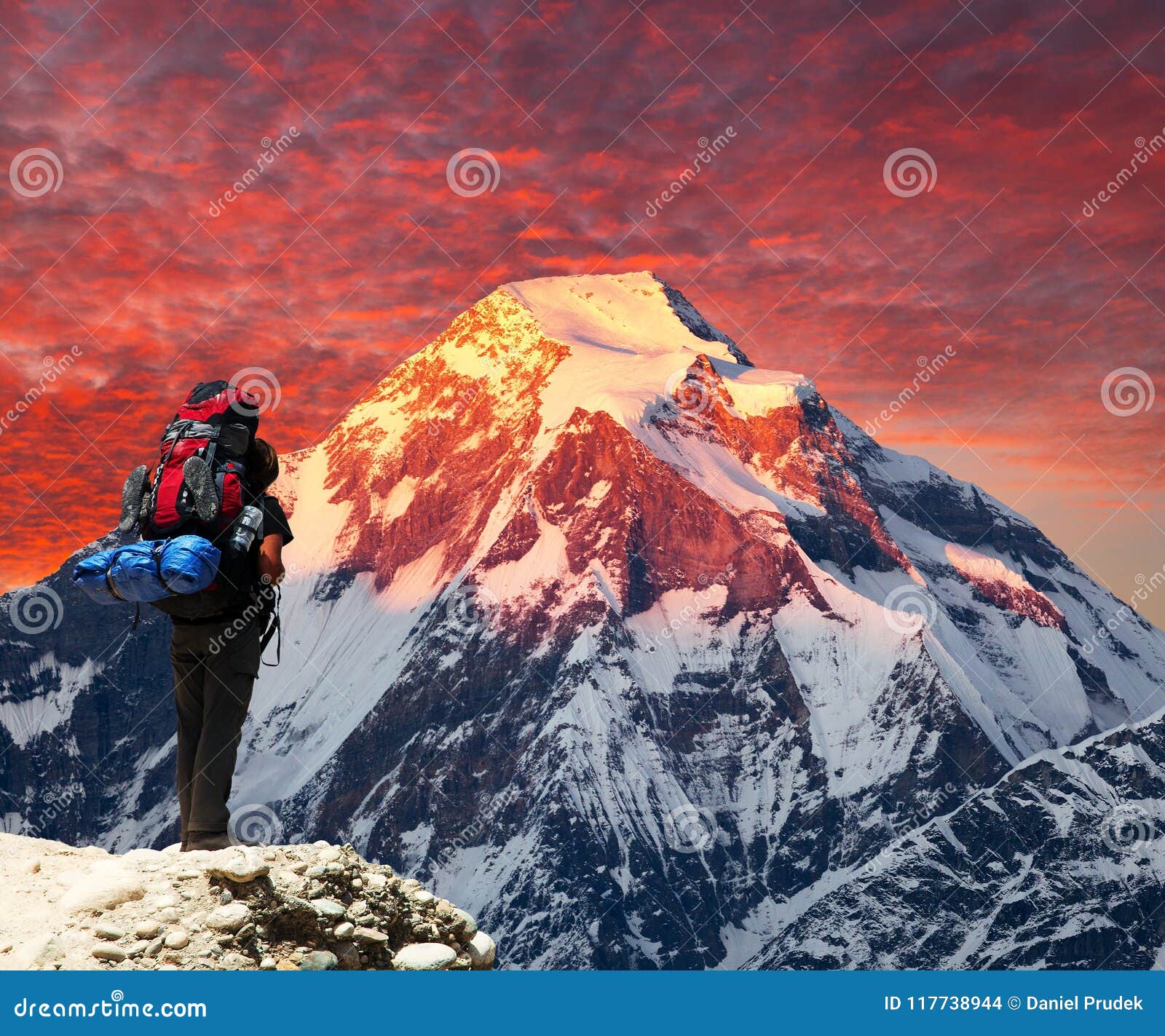 Berg Dhaulagiri Mit Bergsteiger Oder Touristen Stockfoto - Bild von ...