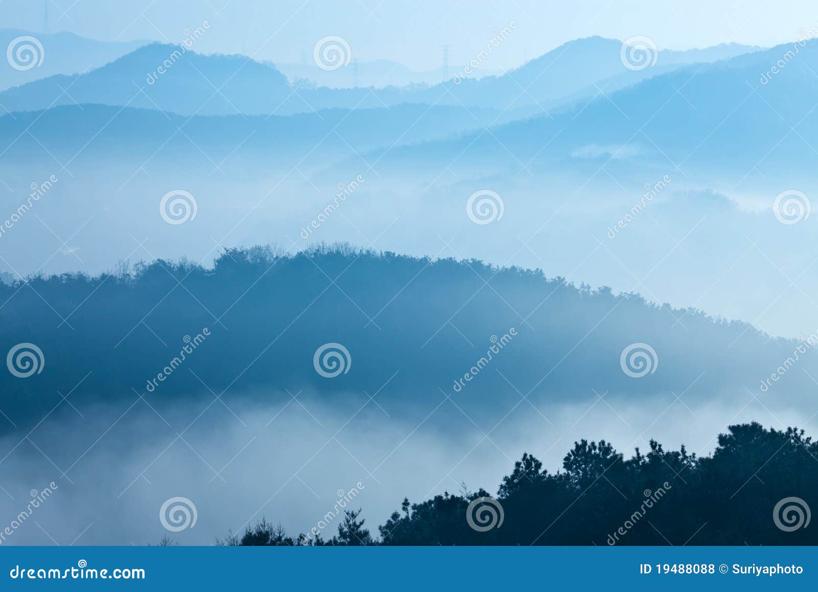 Berg im Nebel stockfoto. Bild von nebelhaft, draussen - 19488088