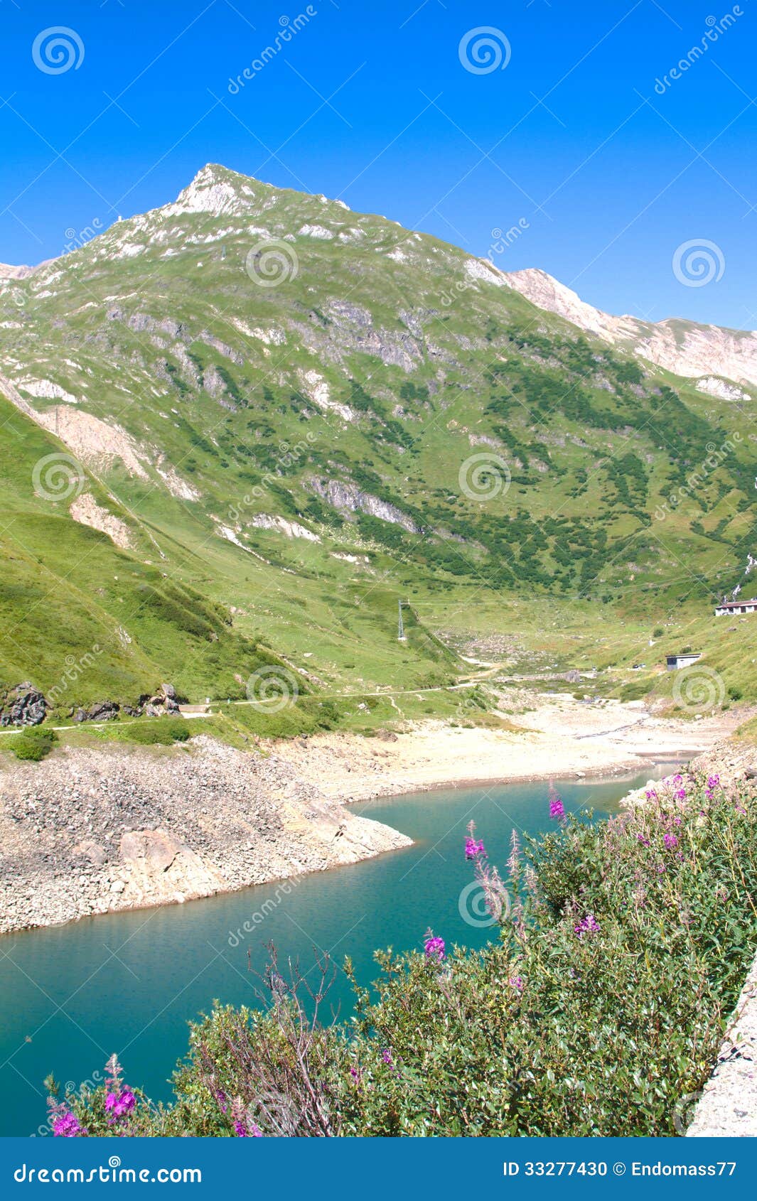 Berg und Fluss, Alpen stockfoto. Bild von sommer, kraft - 33277430
