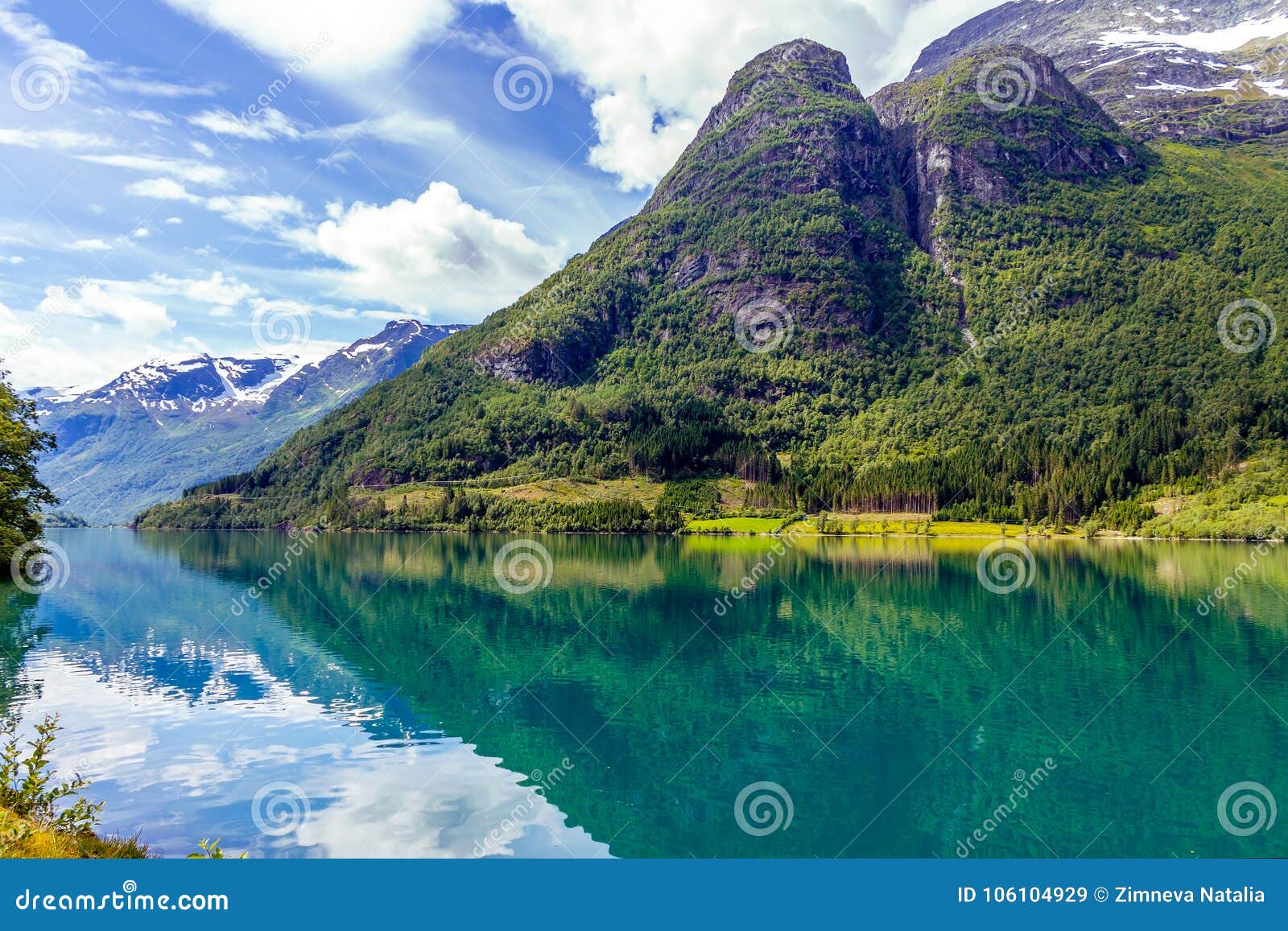 Berg Und See Lovatnet, Norwegen Stockbild - Bild von panorama, szenisch ...
