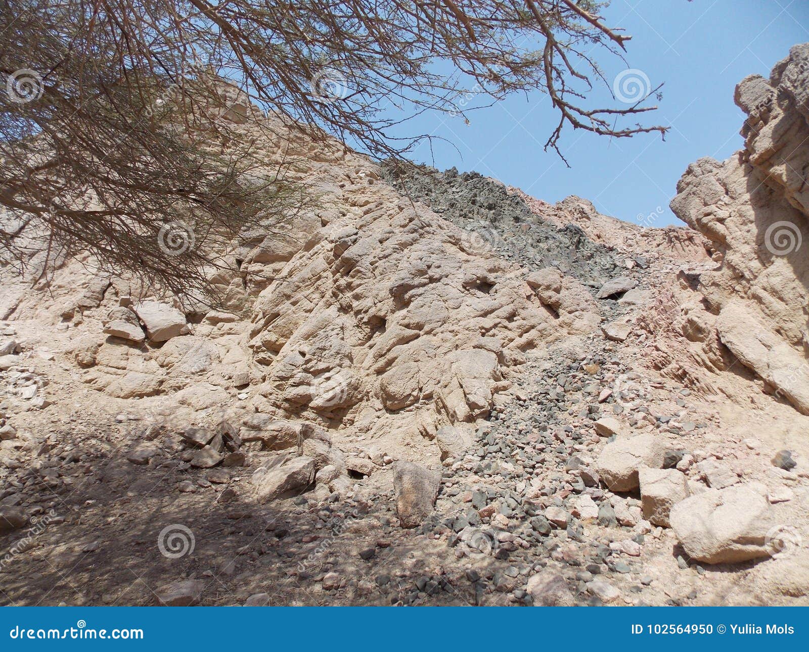 Berg in woestijn stock foto. Image of woestijn, rots - 102564950