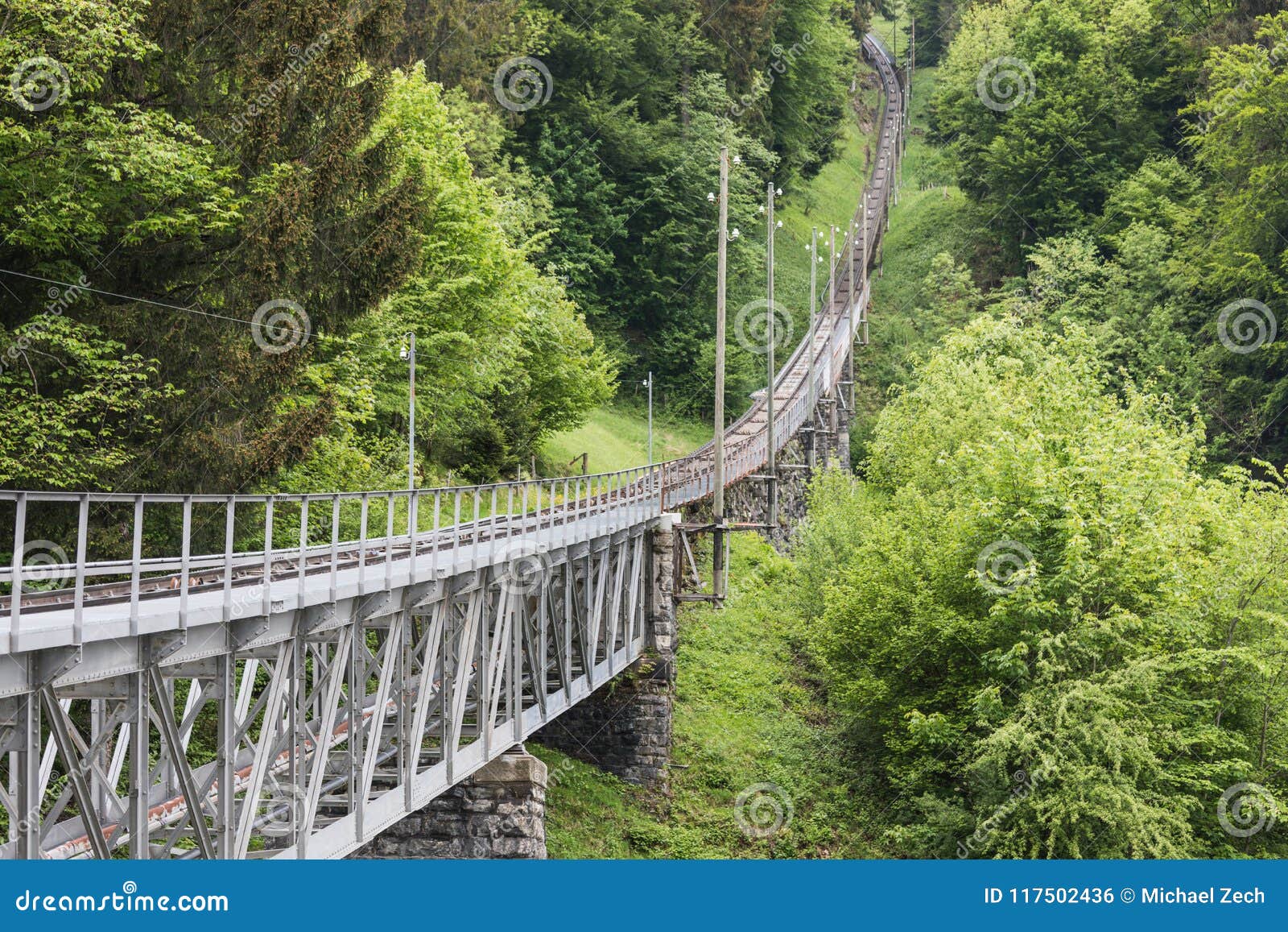 Bergbahn Niesen an Berg in Der Schweiz Stockfoto - Bild von serie ...