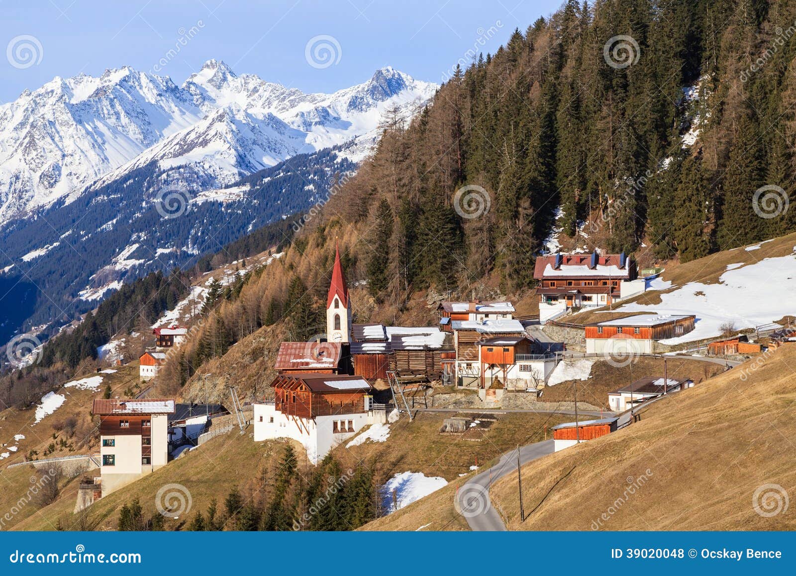 Bergdorp stock foto. Image of verborgen, hellingen, openlucht - 39020048