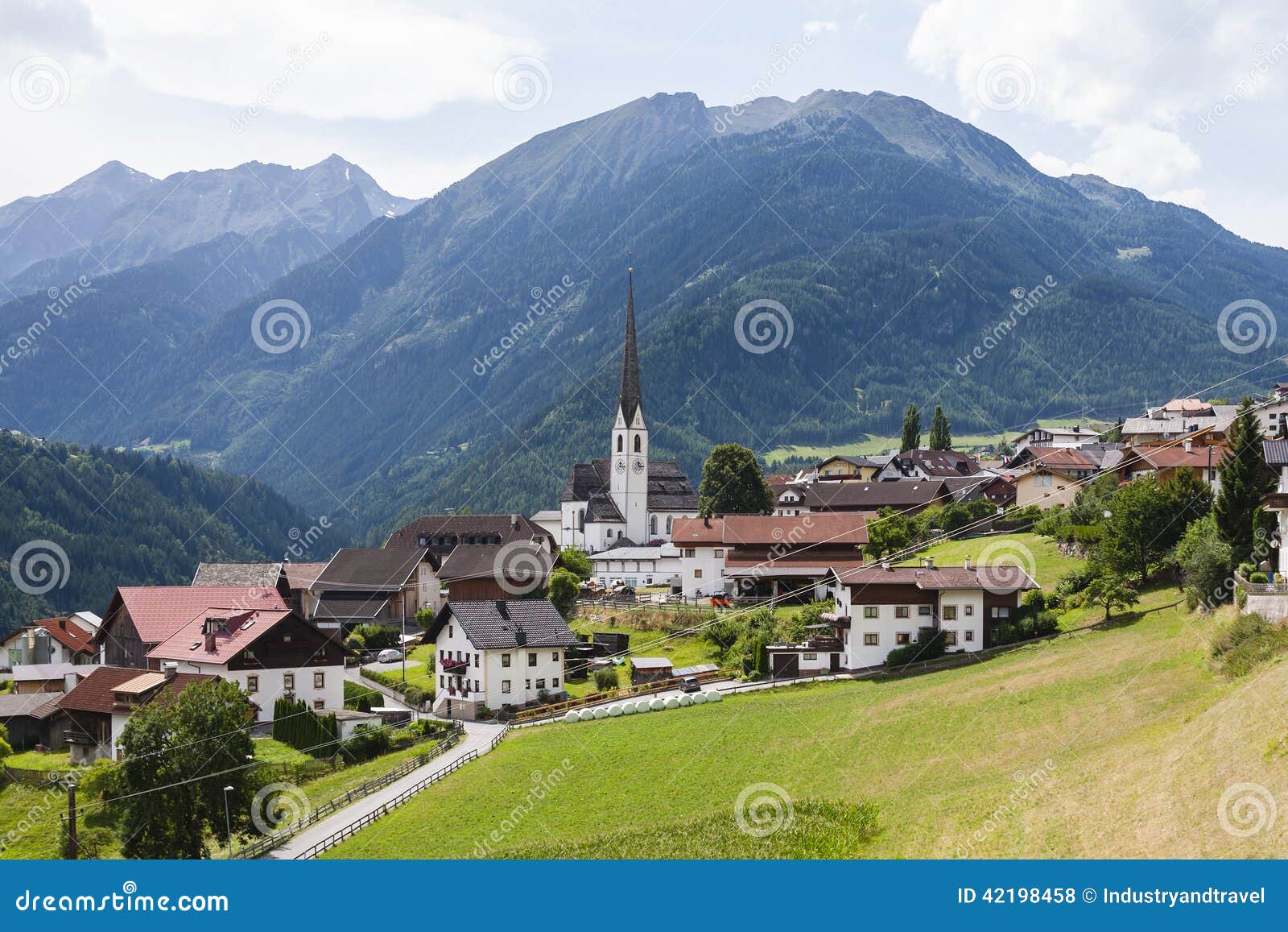 Bergdorp, Oostenrijk stock foto. Image of vakantie, bergen - 42198458