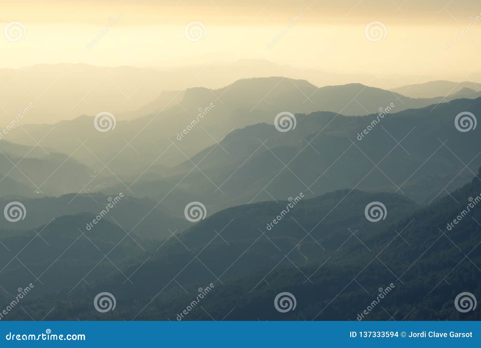 Berge mit Nebel stockfoto. Bild von unbegrenztheit, idyllisch - 137333594