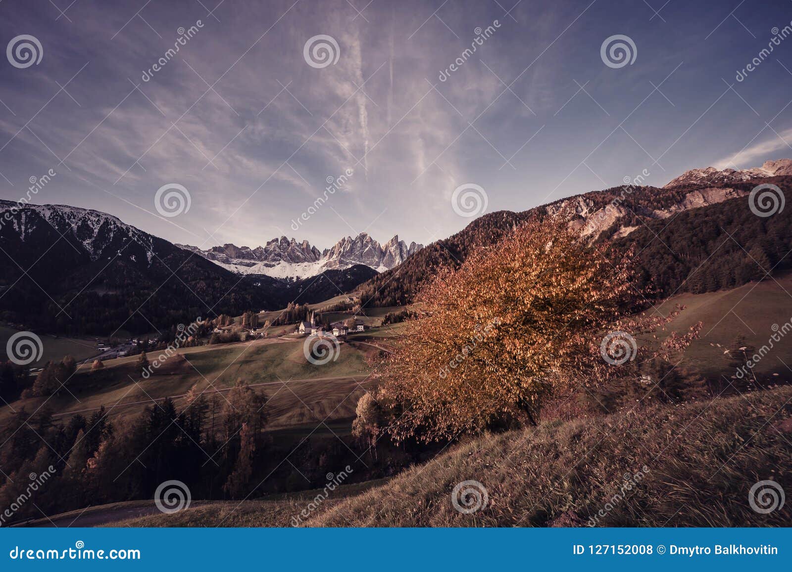 Berge und Dorf im Tal stockfoto. Bild von blatt, laub - 127152008