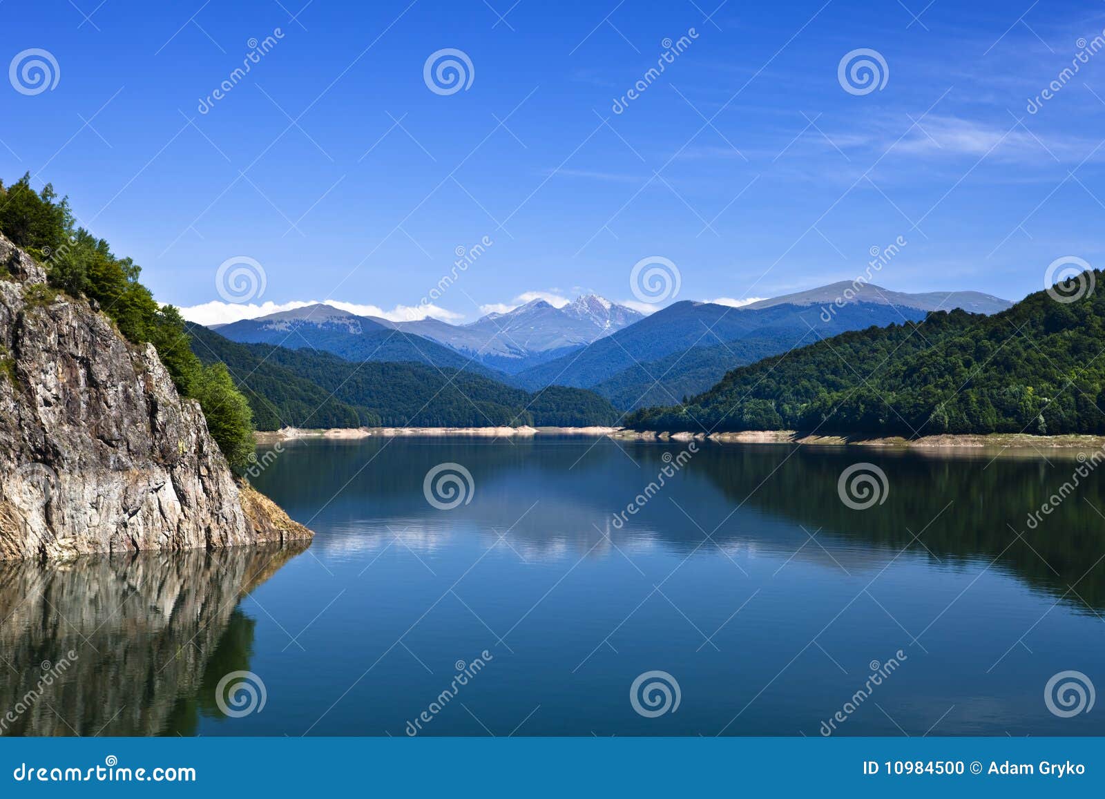 Berge und See stockfoto. Bild von berge, frech, nave - 10984500