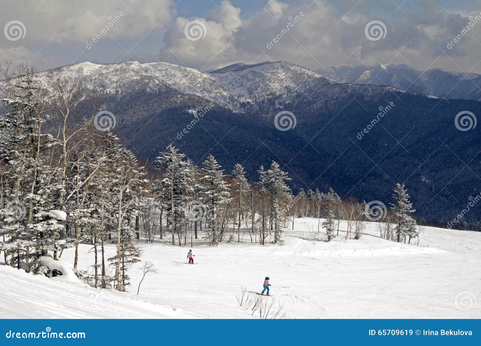Berge von Insel Sachalin stockbild. Bild von skier, rodel - 65709619