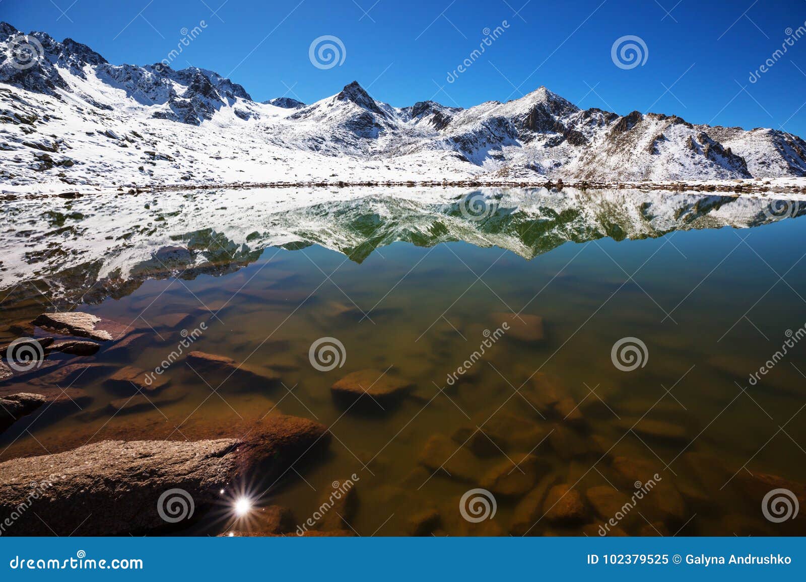 Bergen in Turkije stock afbeelding. Image of daling - 102379525