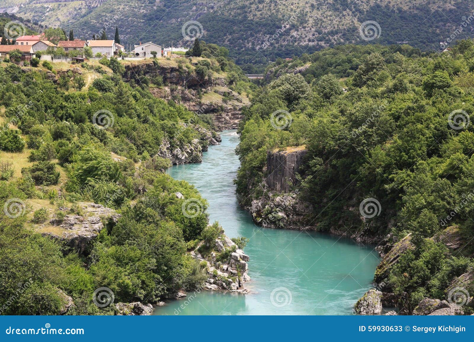 Berglandschaft Mit Gebirgsturbulentem Fluss Stockbild - Bild von leute ...