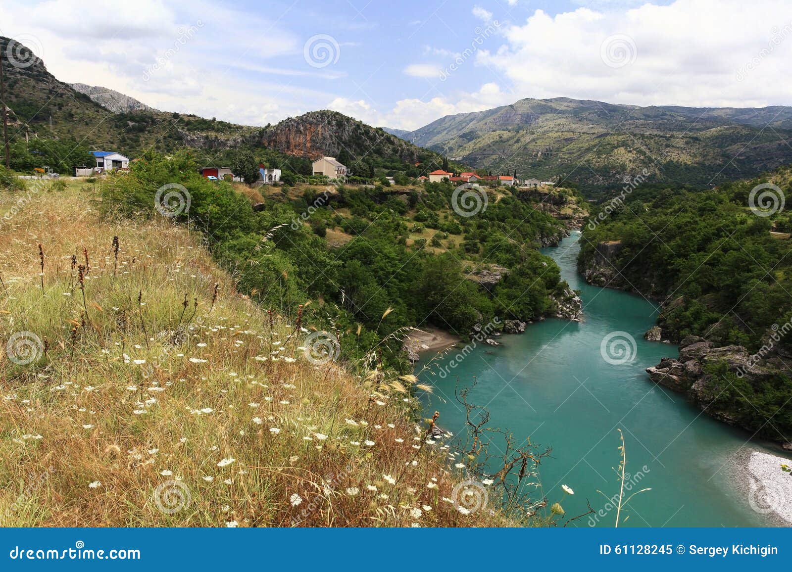 Berglandschaft Mit Gebirgsturbulentem Fluss Stockbild - Bild von ...