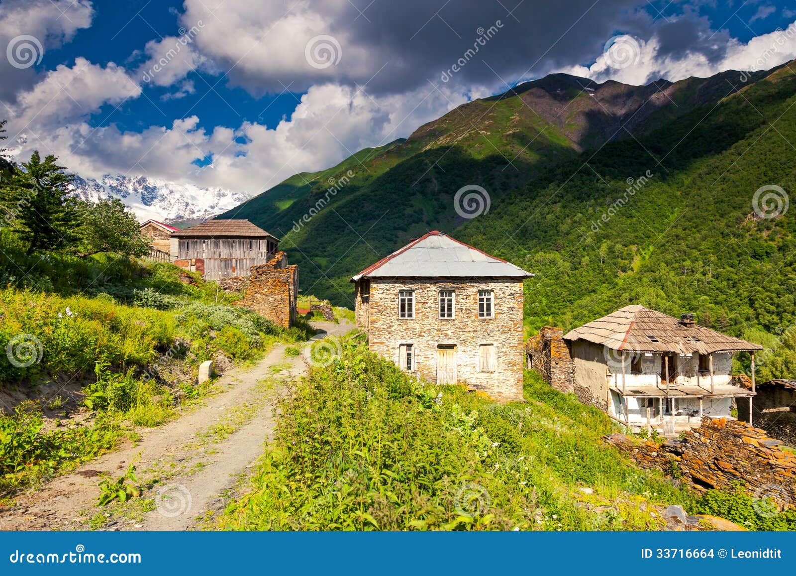 Berglandschap stock foto. Image of gebouw, achtergrond - 33716664