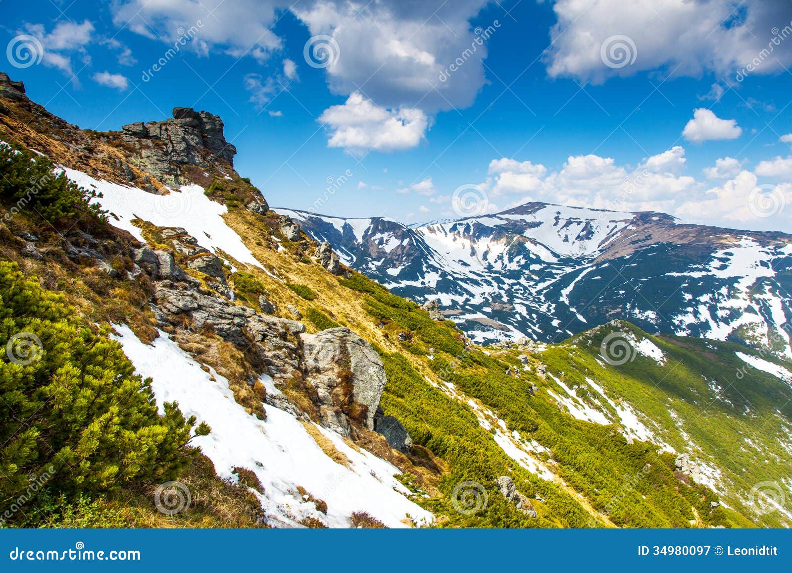 Berglandschap stock afbeelding. Image of openlucht, blauw - 34980097