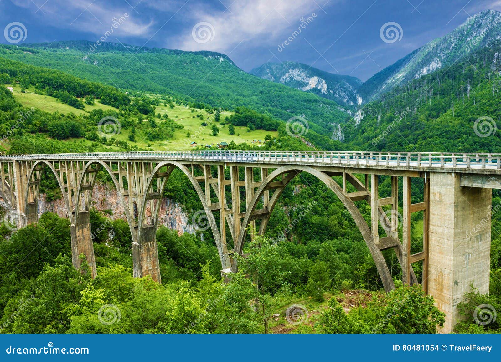 Berglandschap, Montenegro Durdevicatara Boogbrug in Stock Foto - Image ...