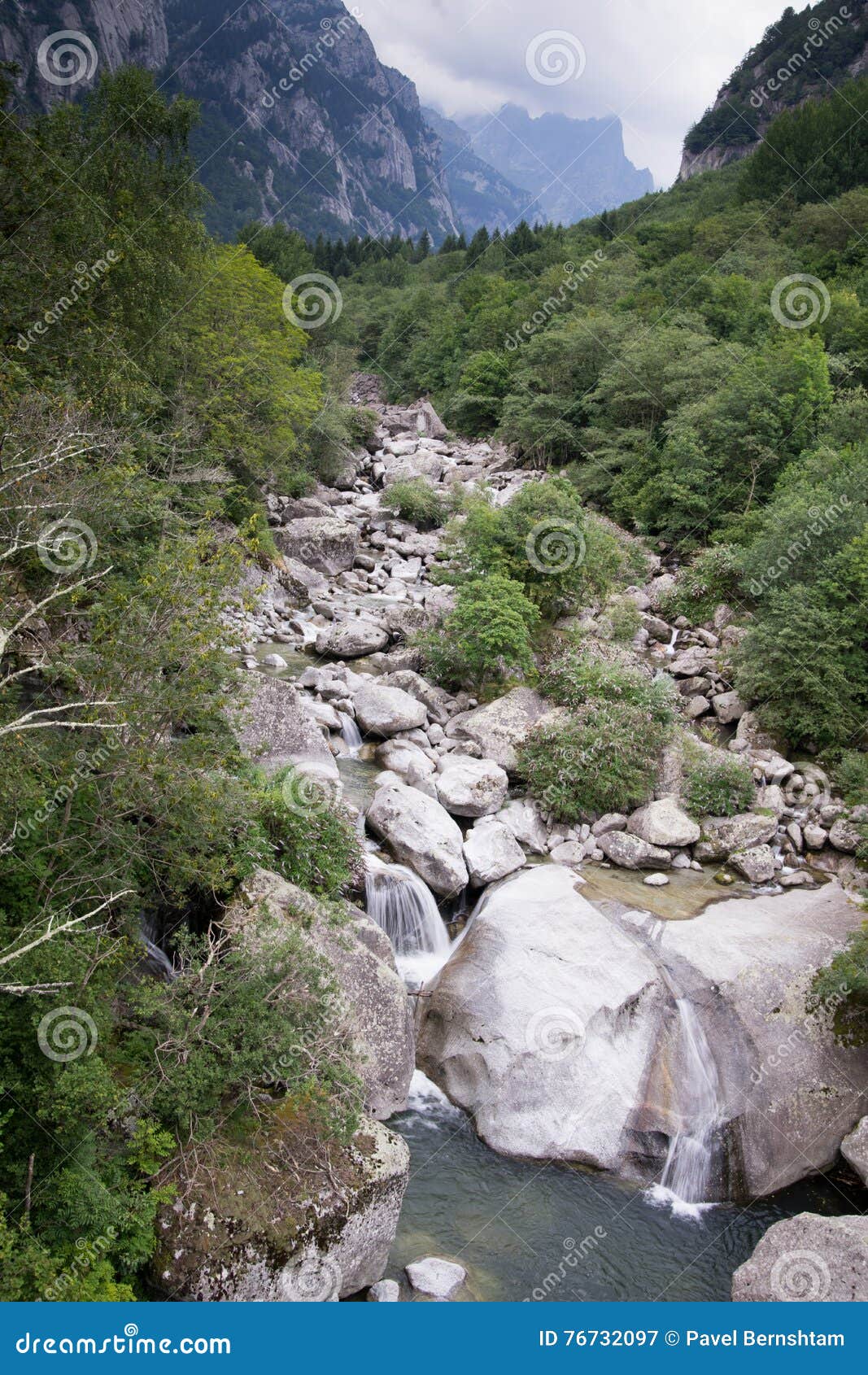 Bergrivier en Waterval stock afbeelding. Image of waterval - 76732097