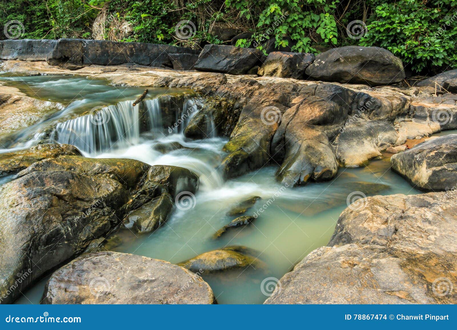 Bergrivier Met Watervallandschap in Het Midden Van Groen Bos Stock Foto ...