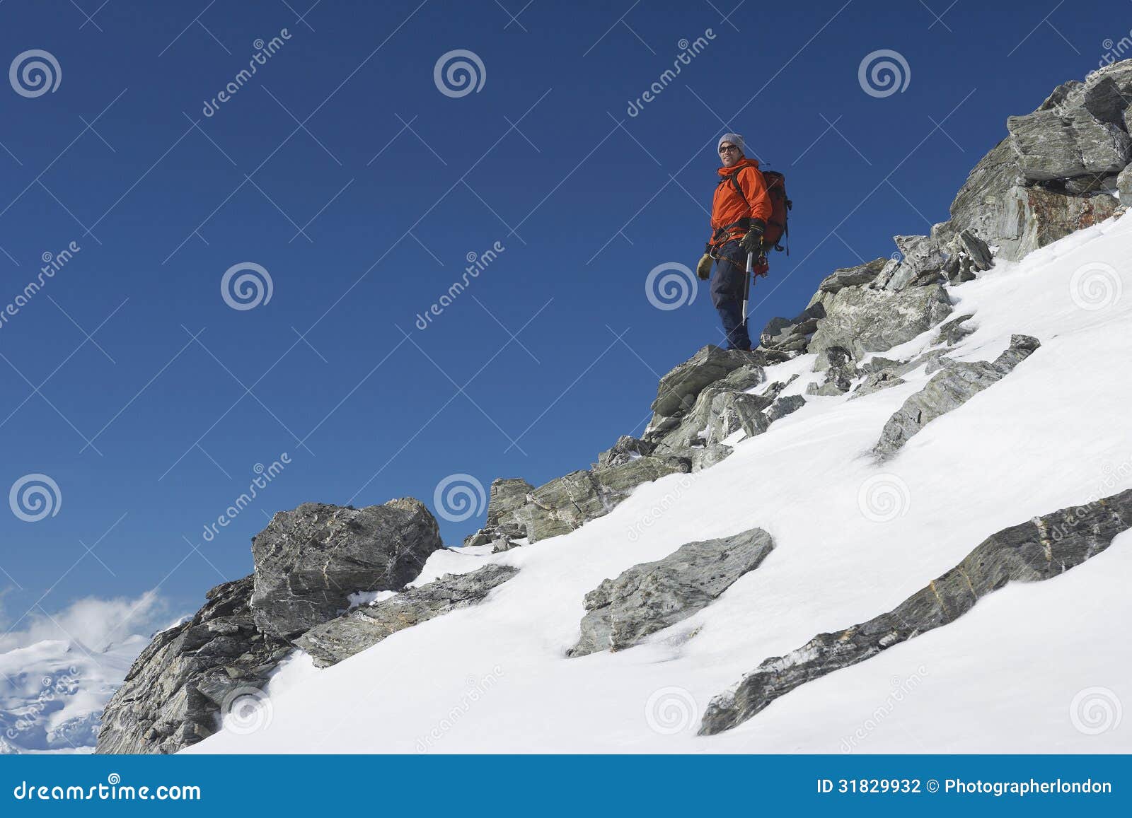 Bergsteiger-absteigender Schnee Und Boulder-Steigung Stockfoto - Bild ...