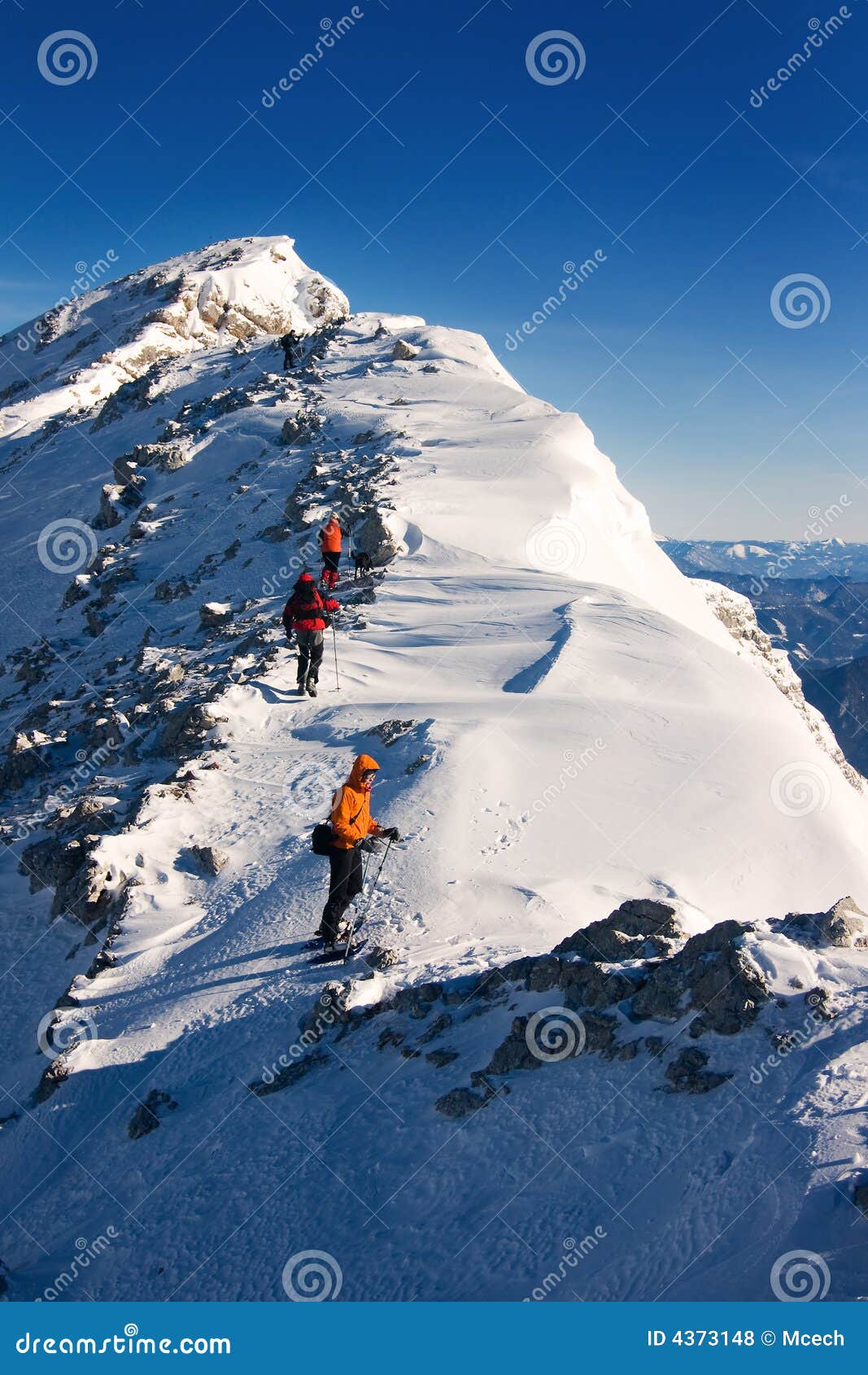 Bergsteiger Auf Dem Aufstieg Stockfoto - Bild von hoch, feiertag: 4373148