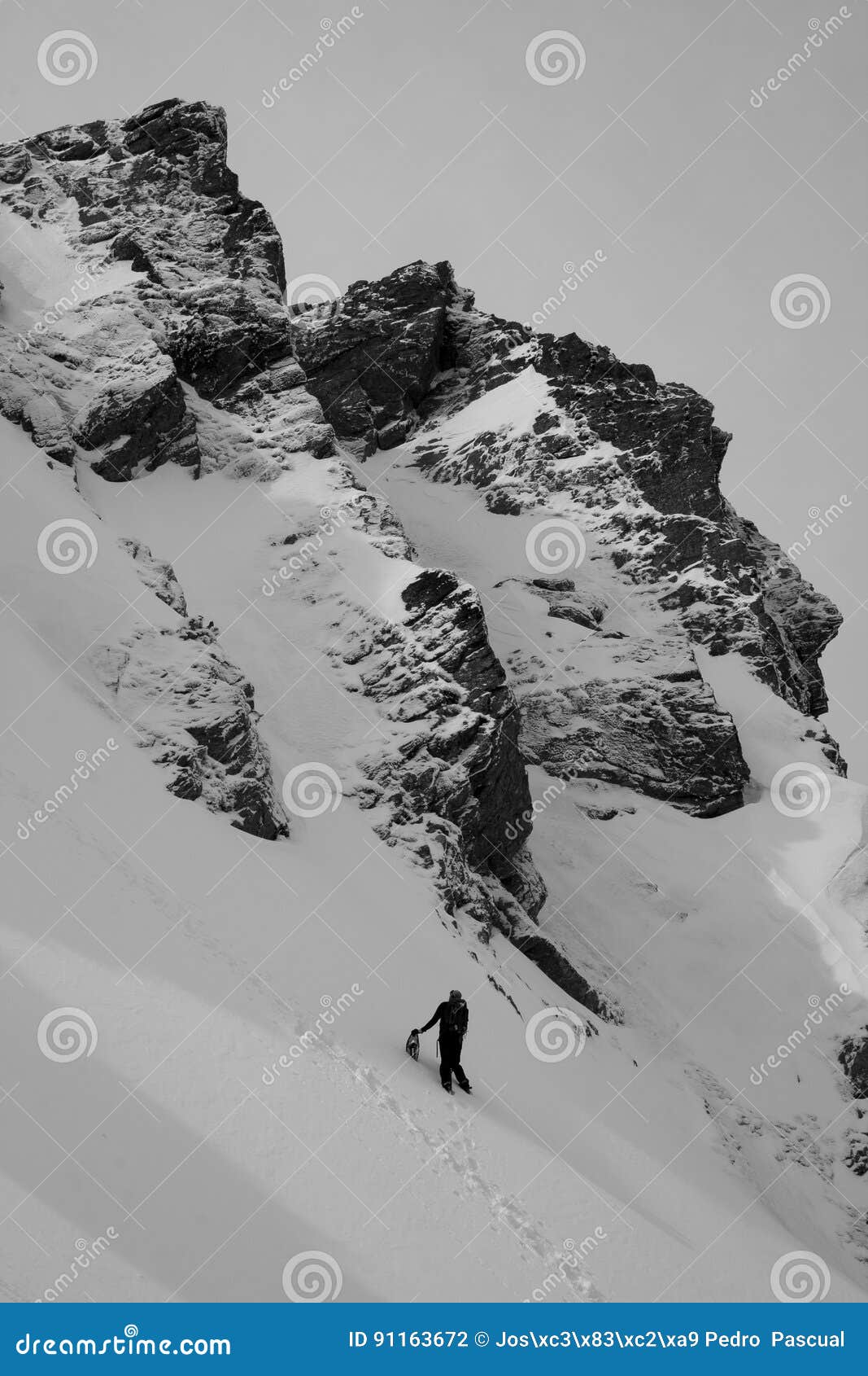 Bergsteiger Auf Dem Berg in Schwarzweiss Stockfoto - Bild von himmel ...