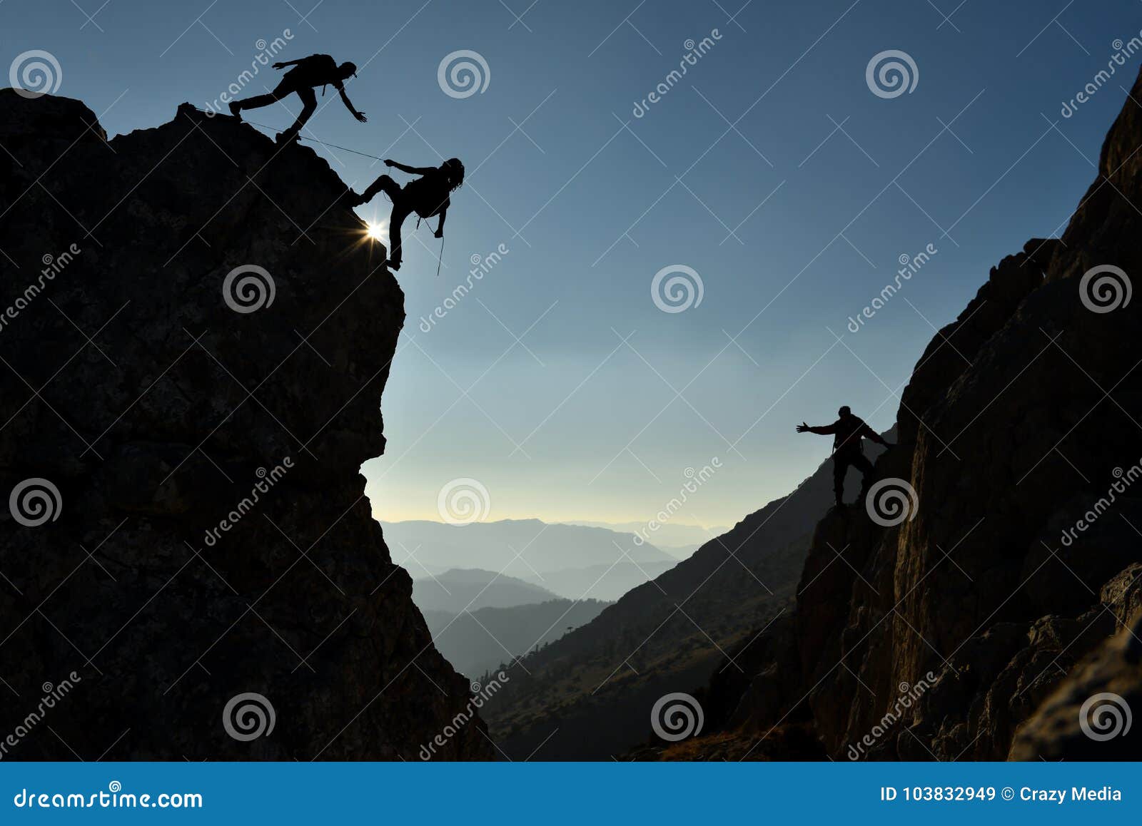 Bergsteiger Auf Gebirgsseite Stockbild - Bild von unterstützung, leute ...